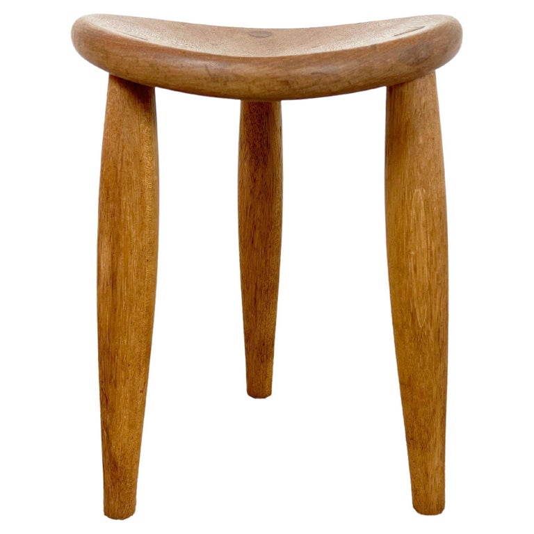Tabouret en chêne à trois pieds Vintage Studio Crafted En vente sur 1stDibs
