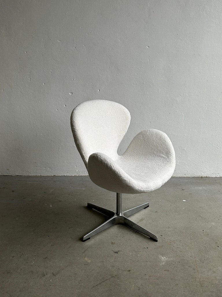 Vintage Swivel Armchair in Style of 'Swan' Chair by Arne Jacobsen ...
