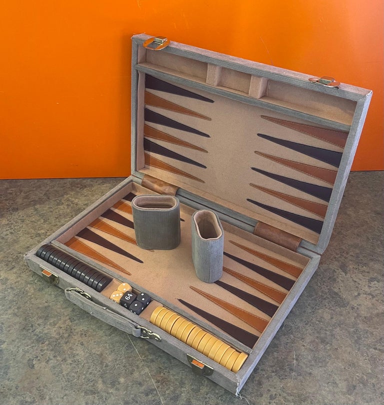 Vintage Tan Needlecord and Bakelite Backgammon Set For Sale at 1stDibs