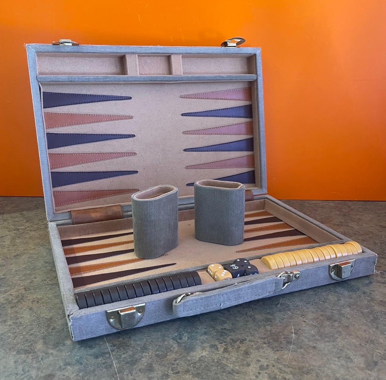 Vintage Tan Needlecord and Bakelite Backgammon Set For Sale at 1stDibs