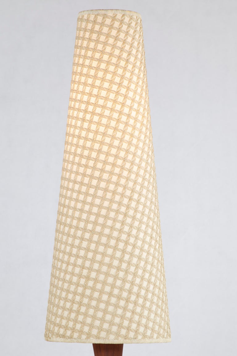 Vintage teak floor lamp with wool shade from the 1960s. Design: PARKER ...