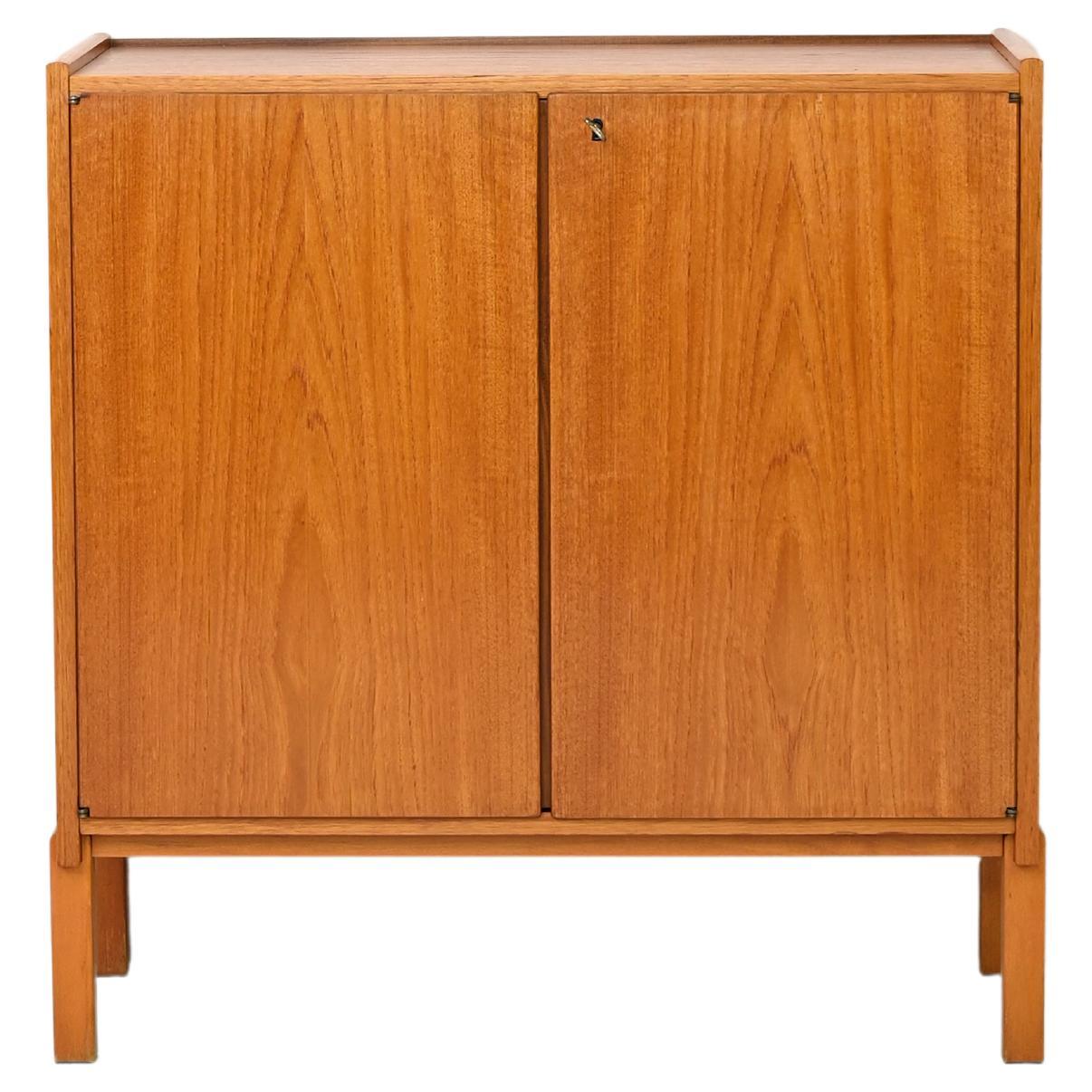 Small Vintage Sideboard For Sale at 1stDibs