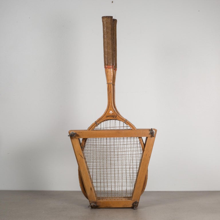 Tennisschläger und zwei Badmintonständer im Vintage-Stil, ca. 1940-1950 ...