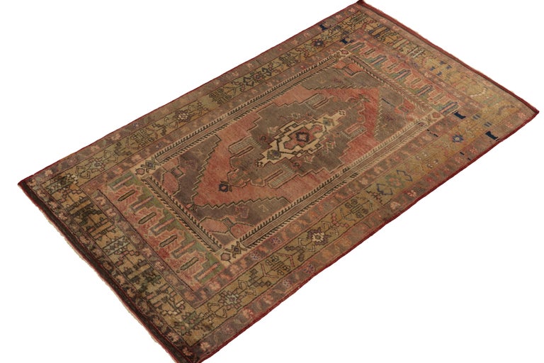Türkischer Konya-Teppich im Vintage-Stil mit rosa-rotem und buntem ...
