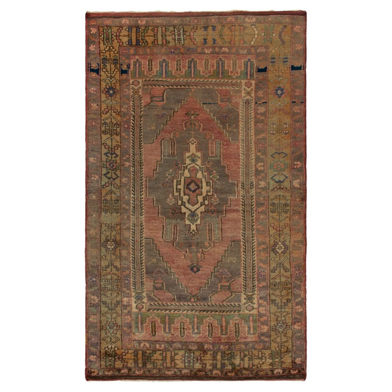 Türkischer Konya-Teppich im Vintage-Stil mit rosa-rotem und buntem ...