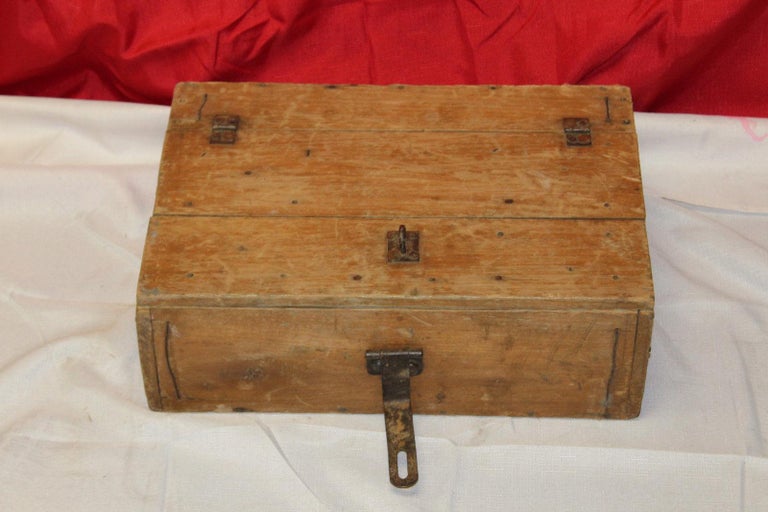 Vintage Wooden Luggage Carrying Case For Sale at 1stDibs
