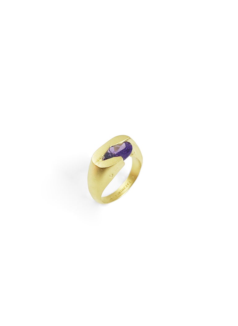 Violet Stone in Broken Brick - 14k gold pinky ring For Sale at 1stDibs