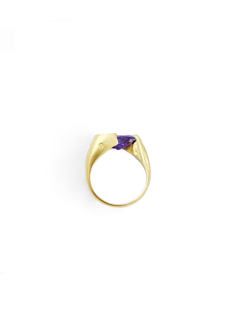 Violet Stone in Broken Brick - 14k gold pinky ring For Sale at 1stDibs