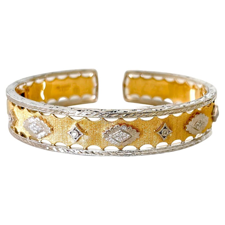 Armreif aus 18 Karat Gold mit Florentiner Finish und Diamant im ...