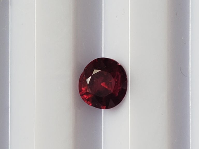 Rouge vif sang de pigeon de Birmanie rubis d'une couleur exceptionnelle ...