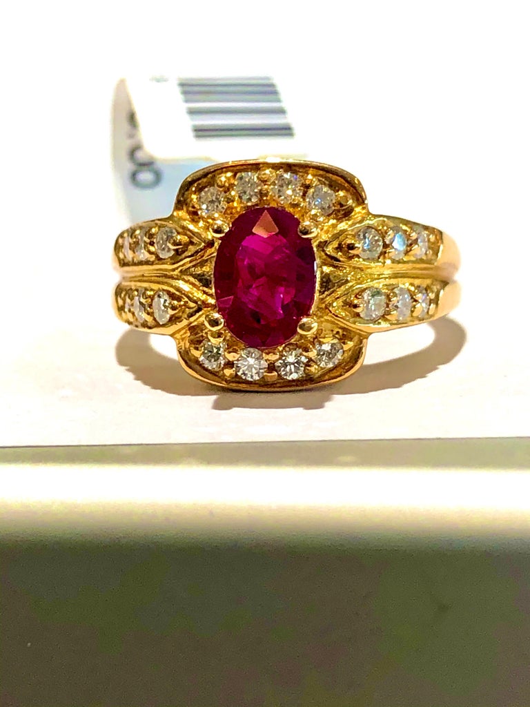 Vivid Red Ruby and Diamonds Ring 18 Karat Gold For Sale at 1stDibs