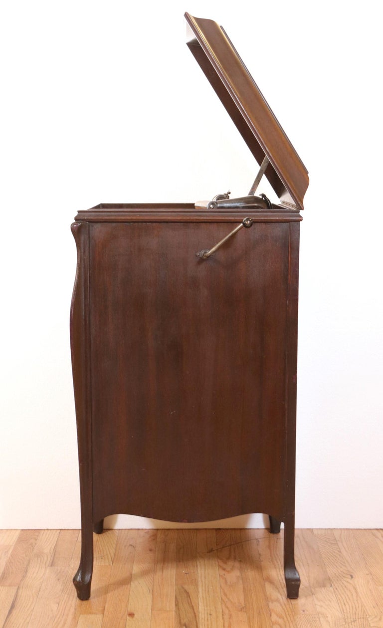 VV-80 Floor-Model Victrola Phonograph by The Victrola Victor Talking Machine Co. For Sale at 1stDibs