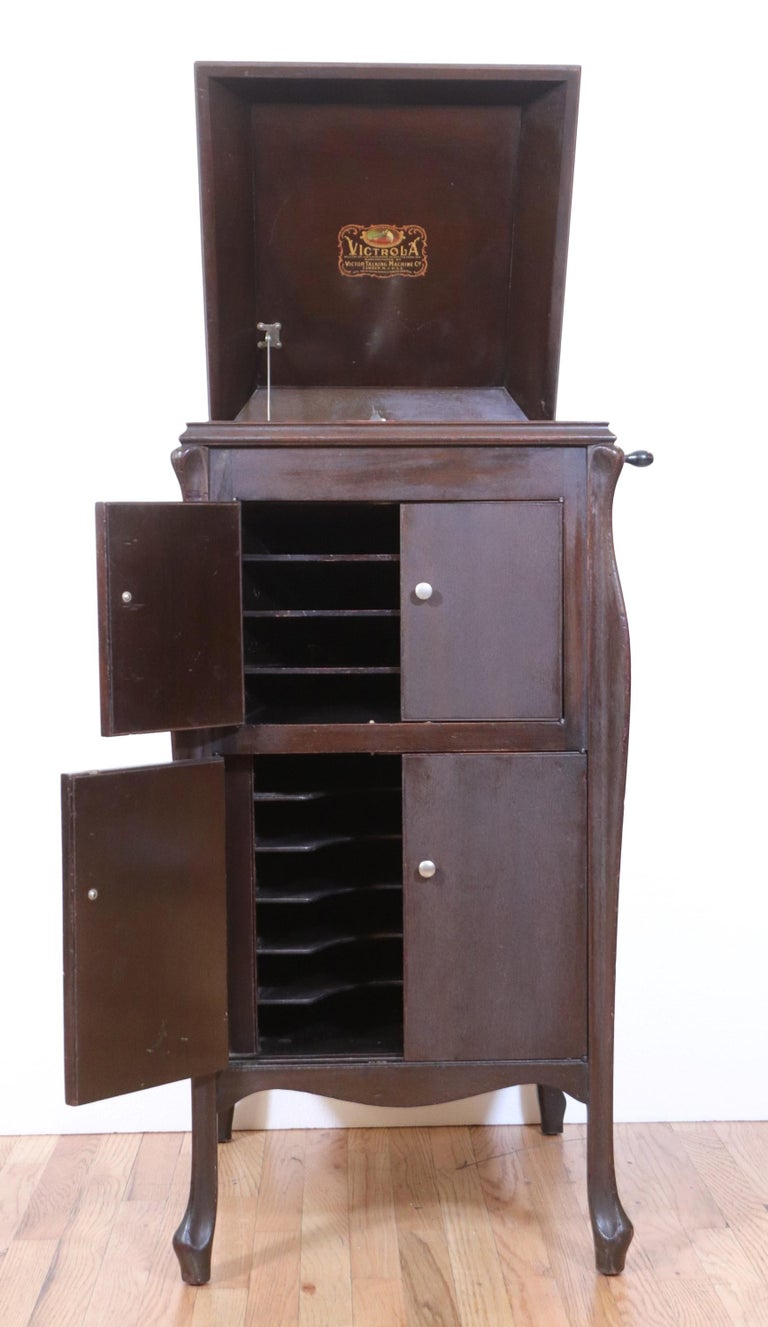 VV-80 Floor-Model Victrola Phonograph by The Victrola Victor Talking Machine Co. For Sale at 1stDibs