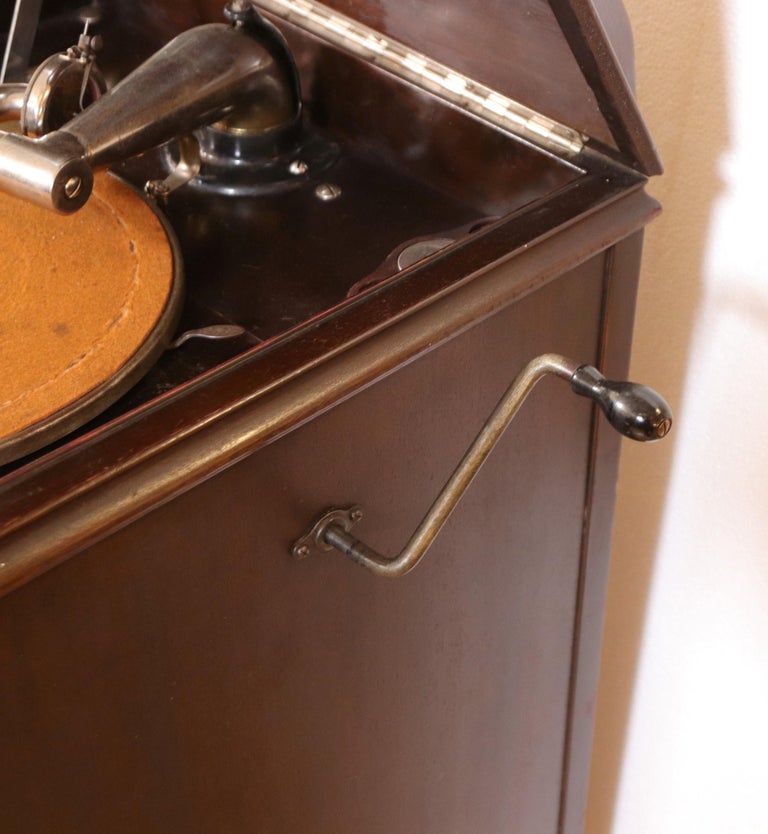 VV-80 Floor-Model Victrola Phonograph by The Victrola Victor Talking Machine Co. For Sale at 1stDibs