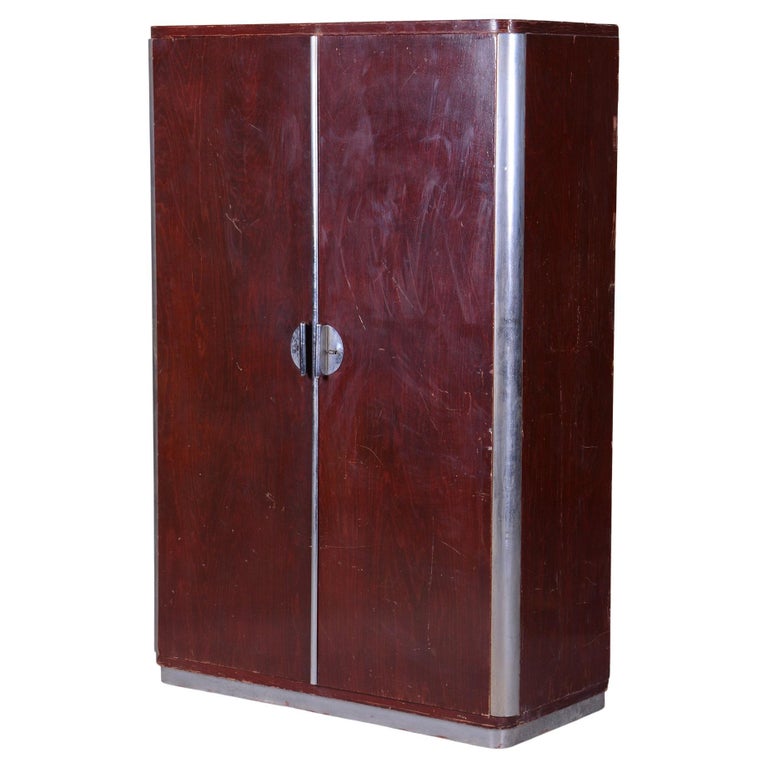 Bauhaus-Kleiderschrank aus Nussbaumholz, hergestellt in Tschechien von ...