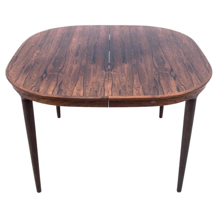 Walnut Extending Dining Table For Sale at 1stDibs
