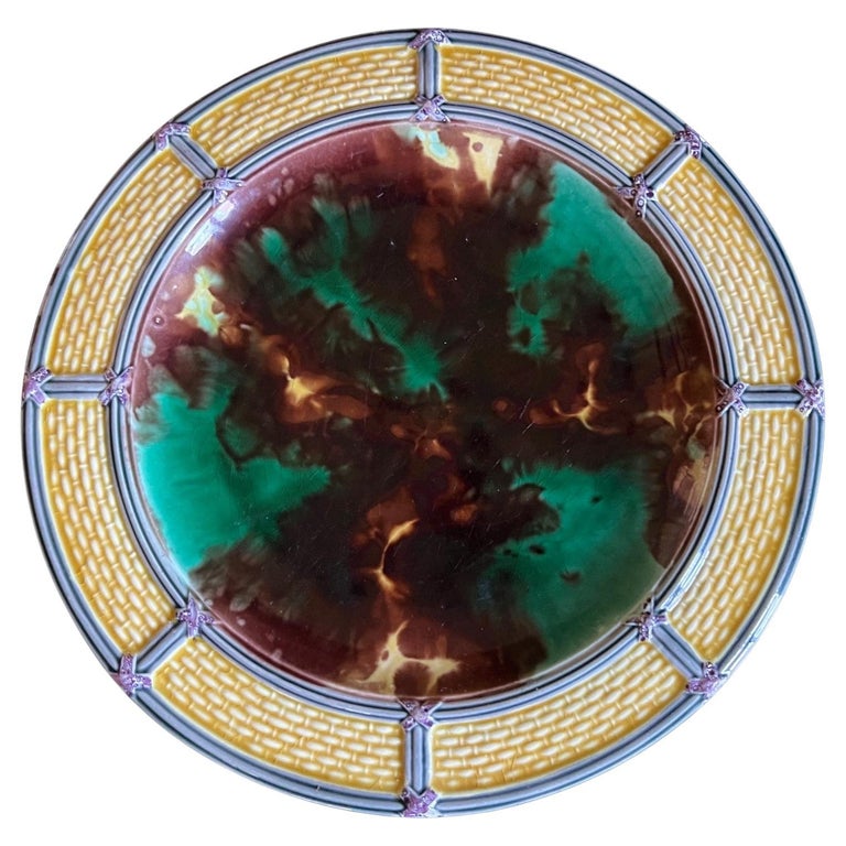 Assiette en majolique anglaise ancienne de Wedgwood, vers 1872 En vente ...