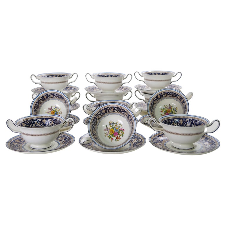 Wedgwood Porcelain Dinner Service for Twelve People For Sale at 1stDibs