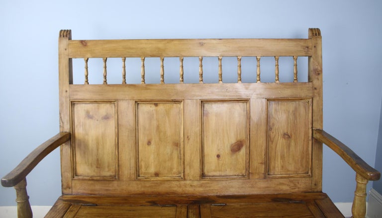Welsh Country Pine Box Settle in Fruitwood For Sale at 1stDibs