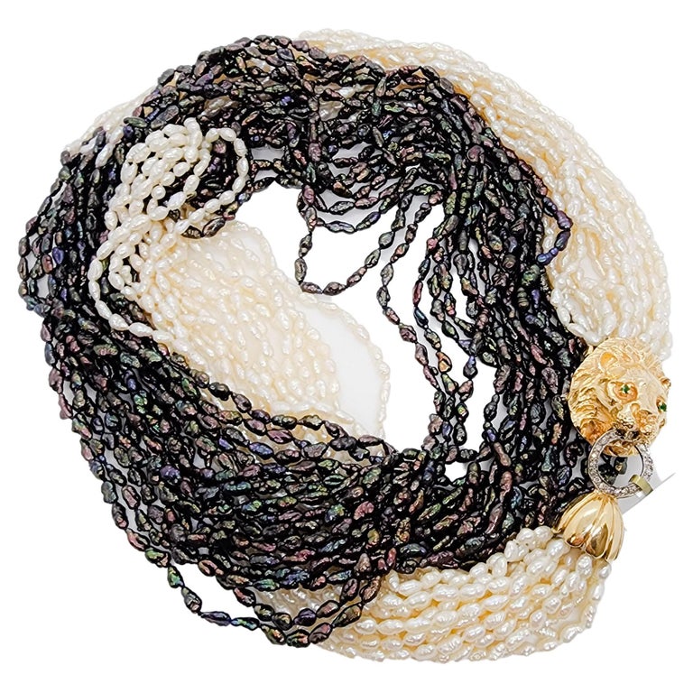 White and Black Pearl Necklace with Lion Clasp For Sale at 1stDibs