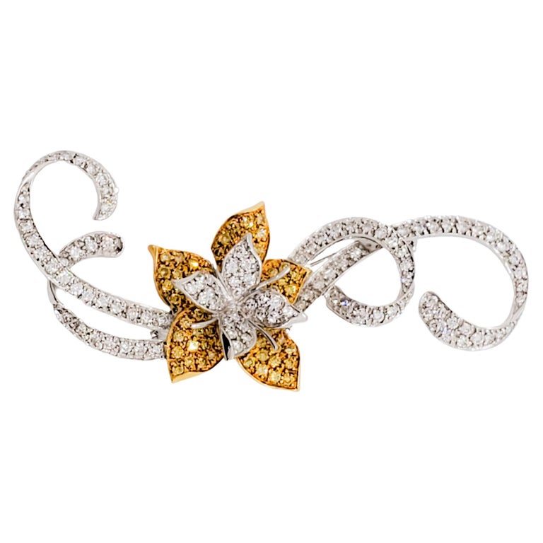 White and Yellow Diamond Flower Brooch in 18k Gold For Sale at 1stDibs