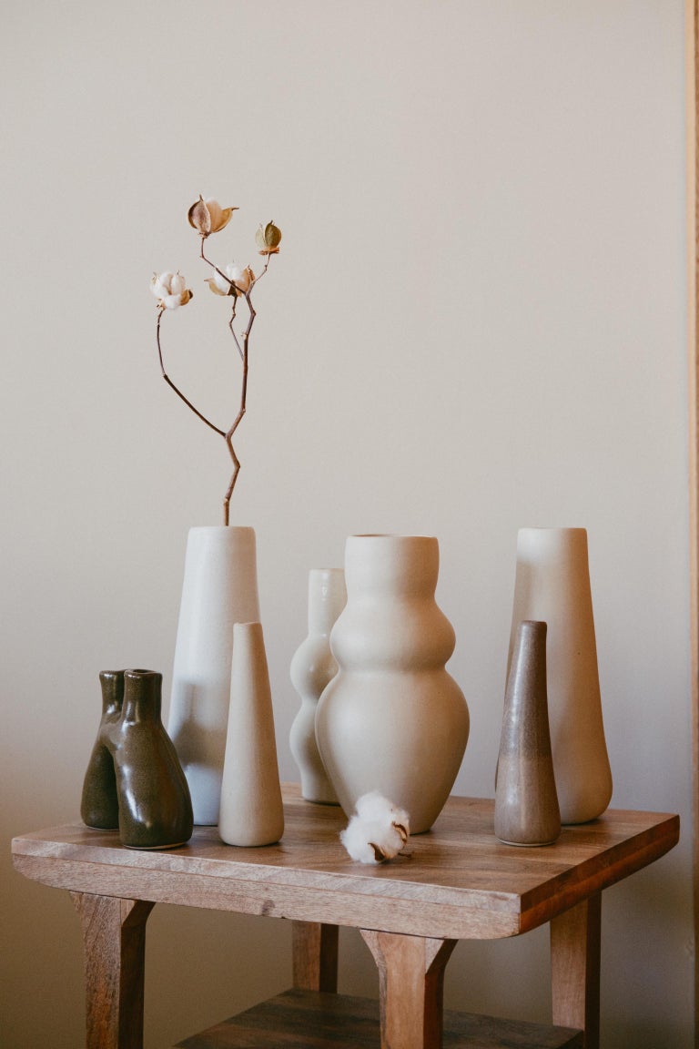 Vase "Femme I" en os blanc par Camila Apaez En vente sur 1stDibs
