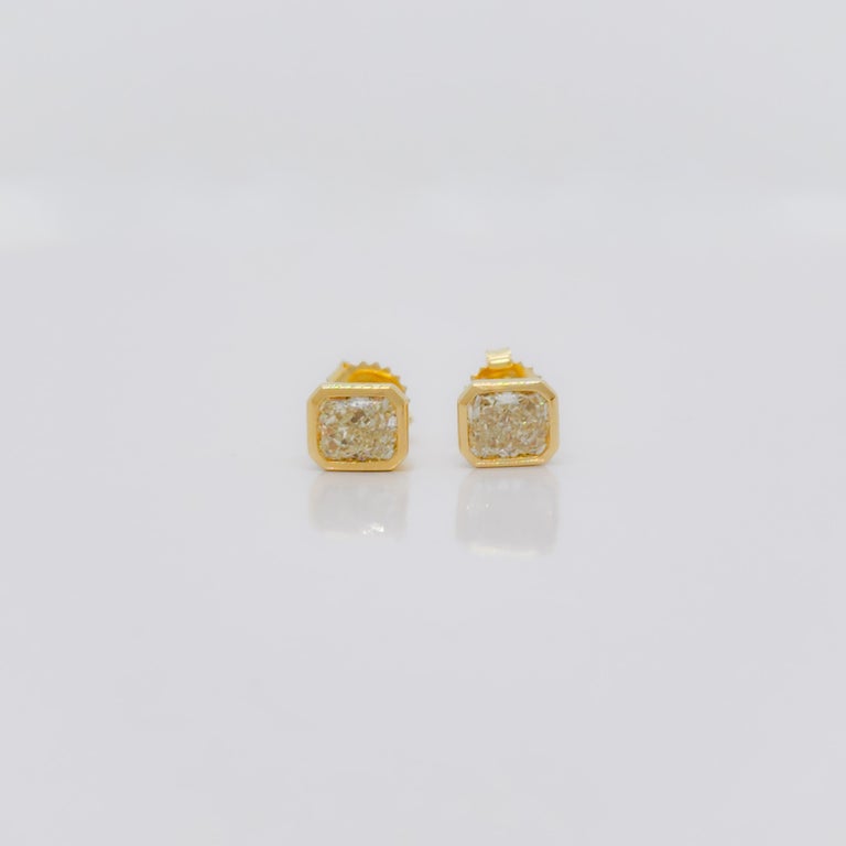 White Diamond Radiant Stud Earrings in 18k Yellow Gold For Sale at 1stDibs