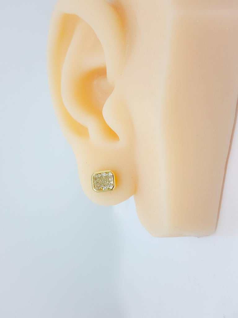 White Diamond Radiant Stud Earrings in 18k Yellow Gold For Sale at 1stDibs