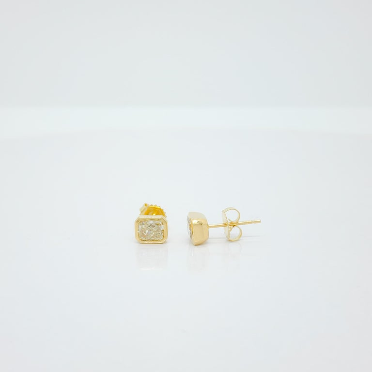 White Diamond Radiant Stud Earrings in 18k Yellow Gold For Sale at 1stDibs