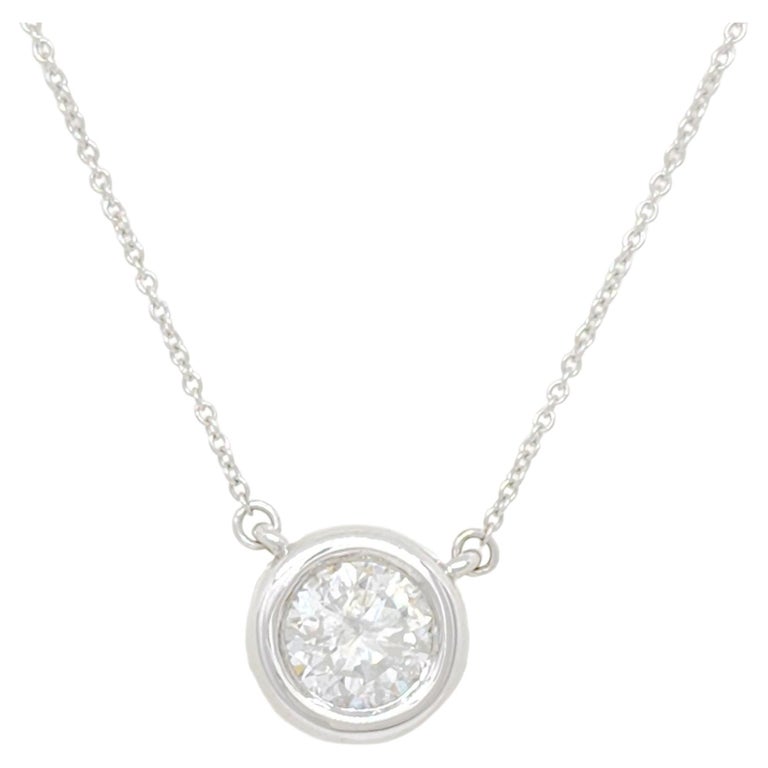 Collier pendentif chaton rond en or blanc 14 carats et diamants blancs ...