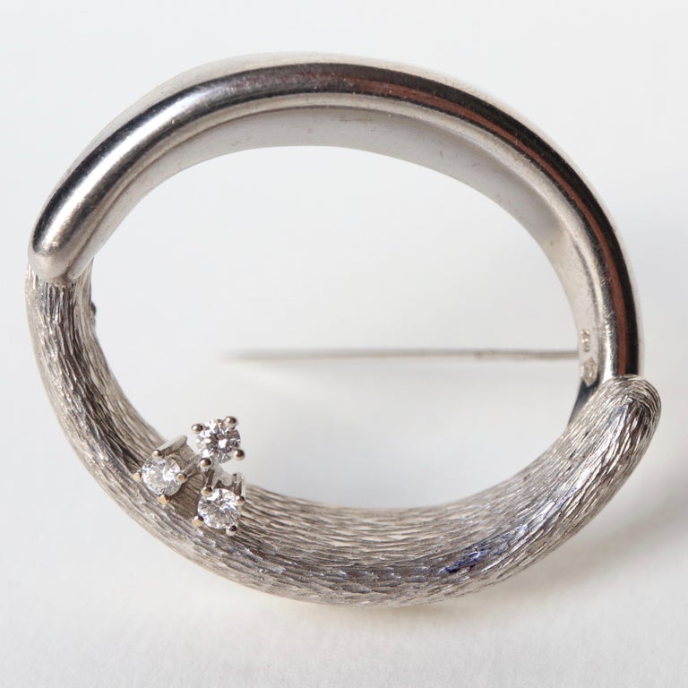 White Gold Brooch 18kt and Diamonds For Sale at 1stDibs