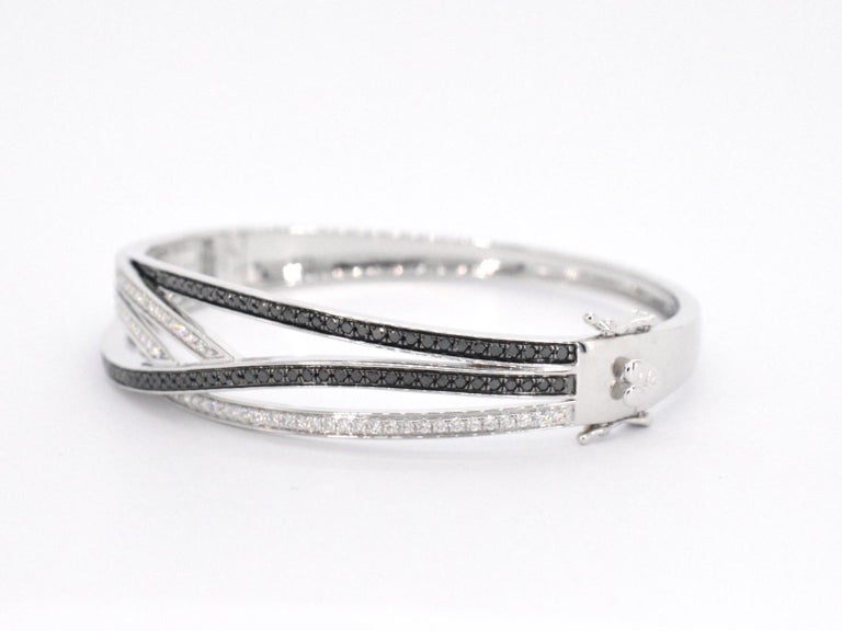 White Gold Design Bracelet with White and Black Brilliant Diamonds For Sale at 1stDibs