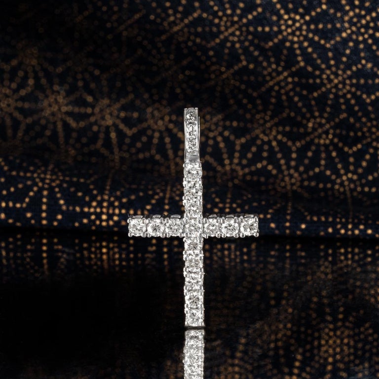 White Gold Diamond Cross Pendant 1.07ct TDW For Sale at 1stDibs