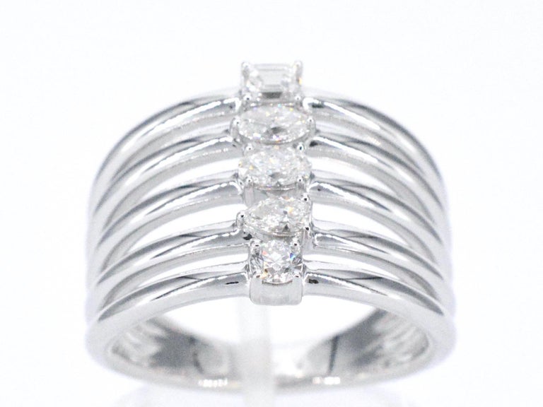 Ring aus Weißgold mit 5 Sonderdiamanten im Angebot bei 1stDibs