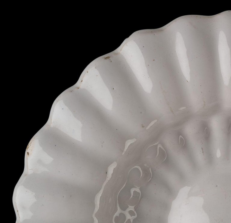 White lobed dish Delft, 1650-1700 For Sale at 1stDibs