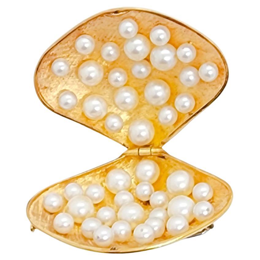 White Diamond Round and 18k Yellow Gold Brooch For Sale at 1stDibs