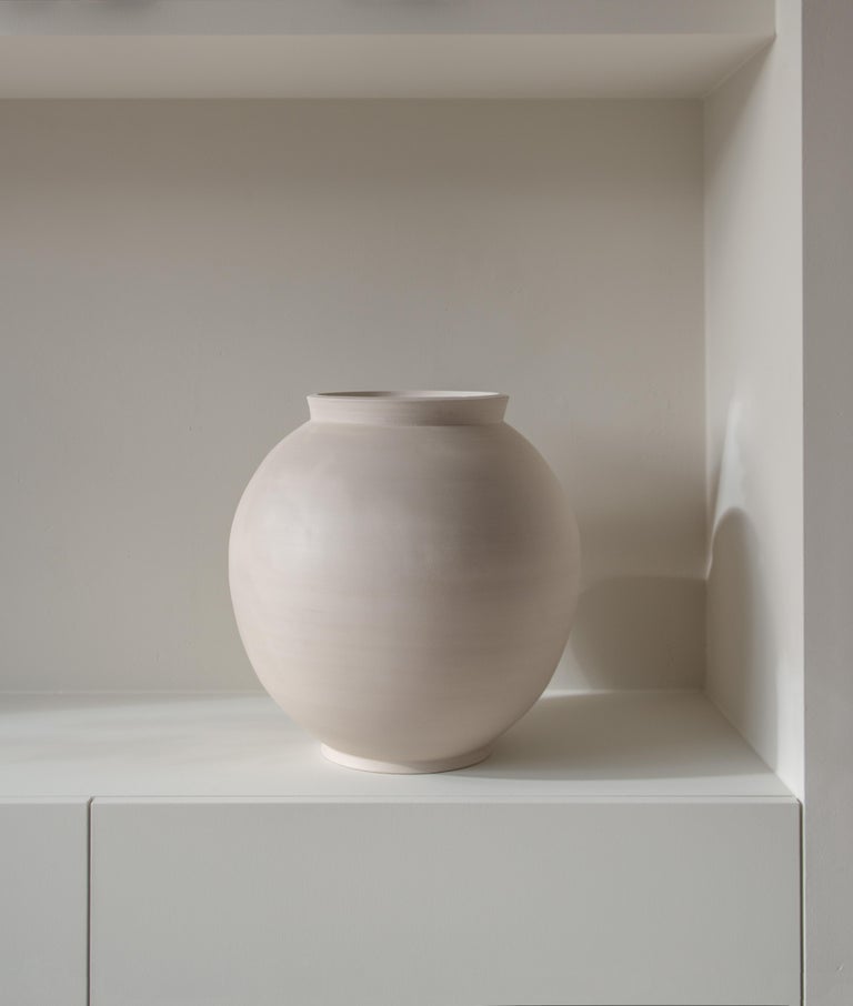 White Porcelain Moon Jar For Sale at 1stDibs