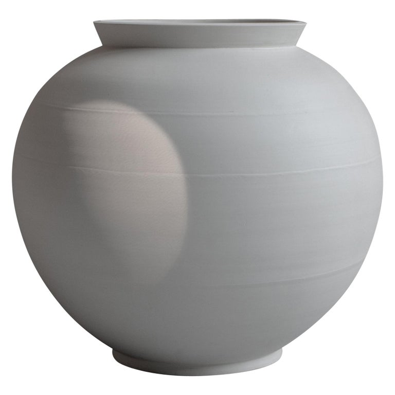White Porcelain Moon Jar For Sale at 1stDibs