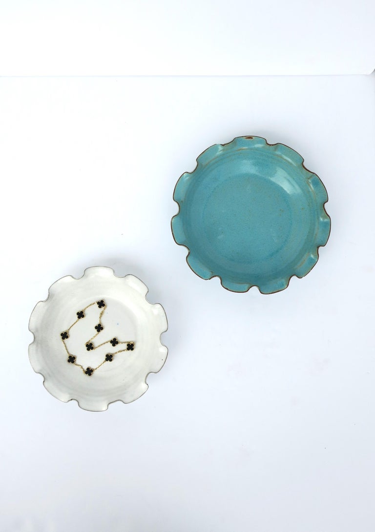 White Pottery Bowl with Ruffled Edge For Sale at 1stDibs