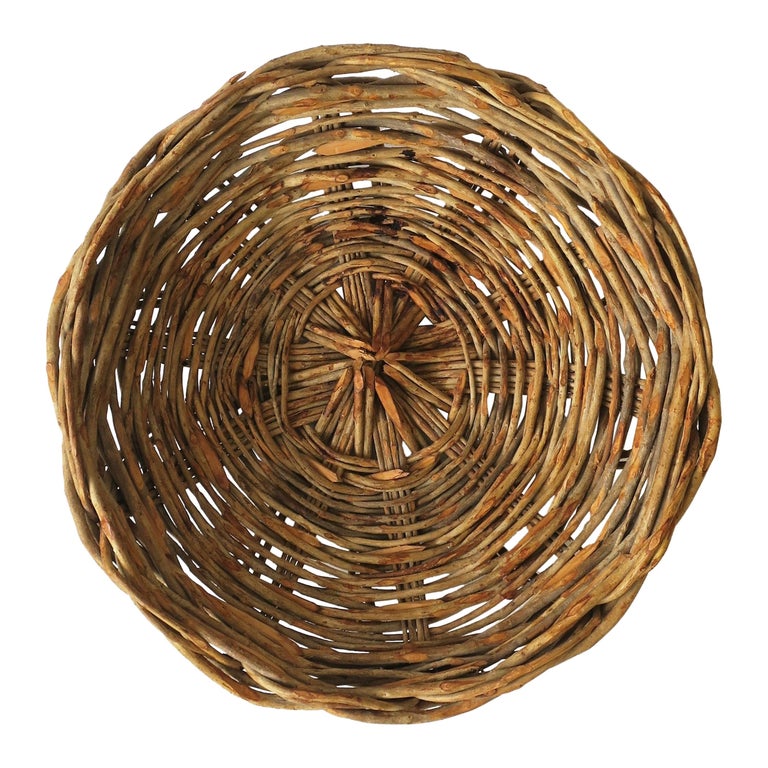 Wicker Basket Centerpiece Catchall, Round For Sale at 1stDibs