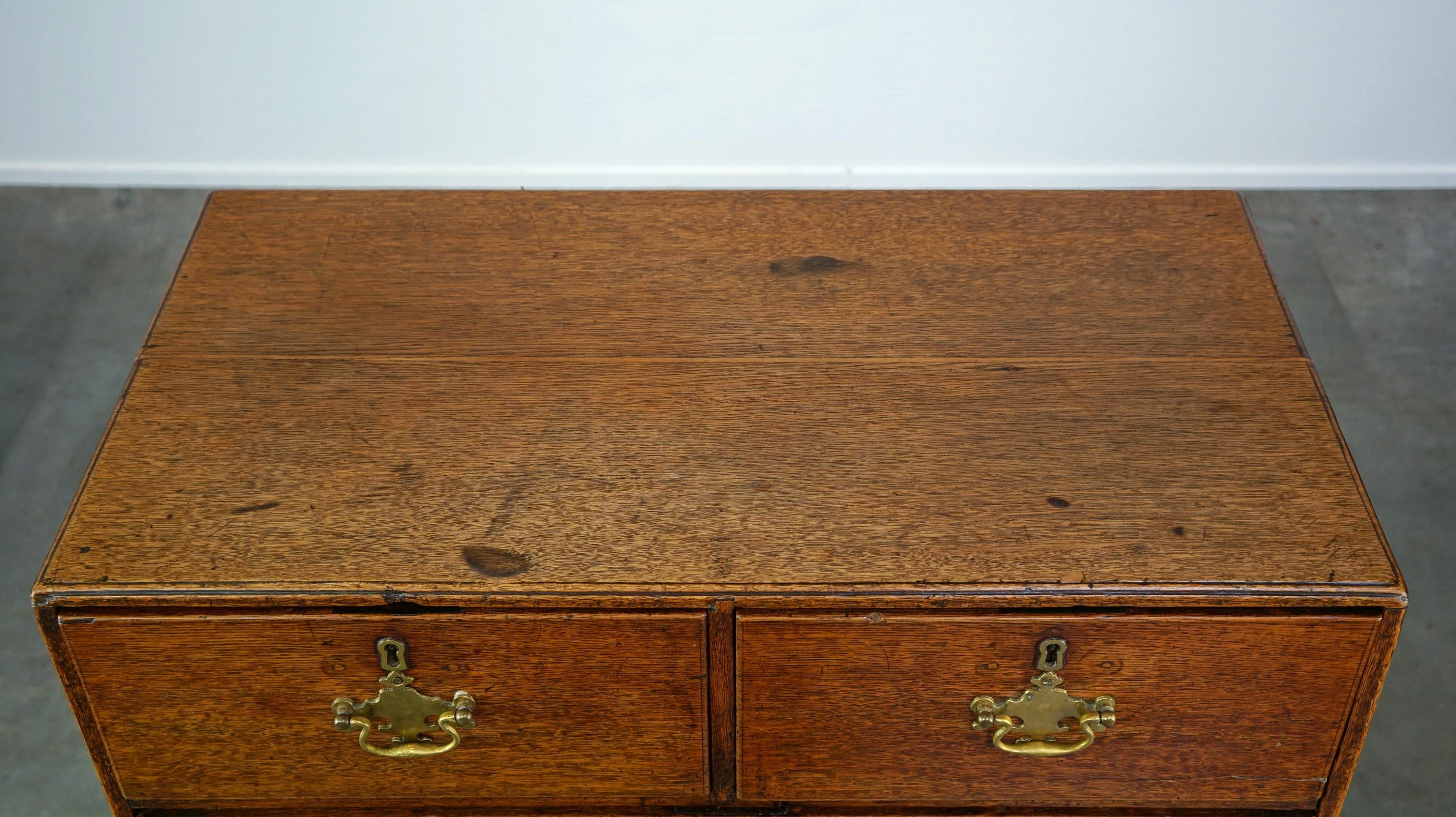 Wonderful antique English chest of drawers with 4 drawers from the 18th ...