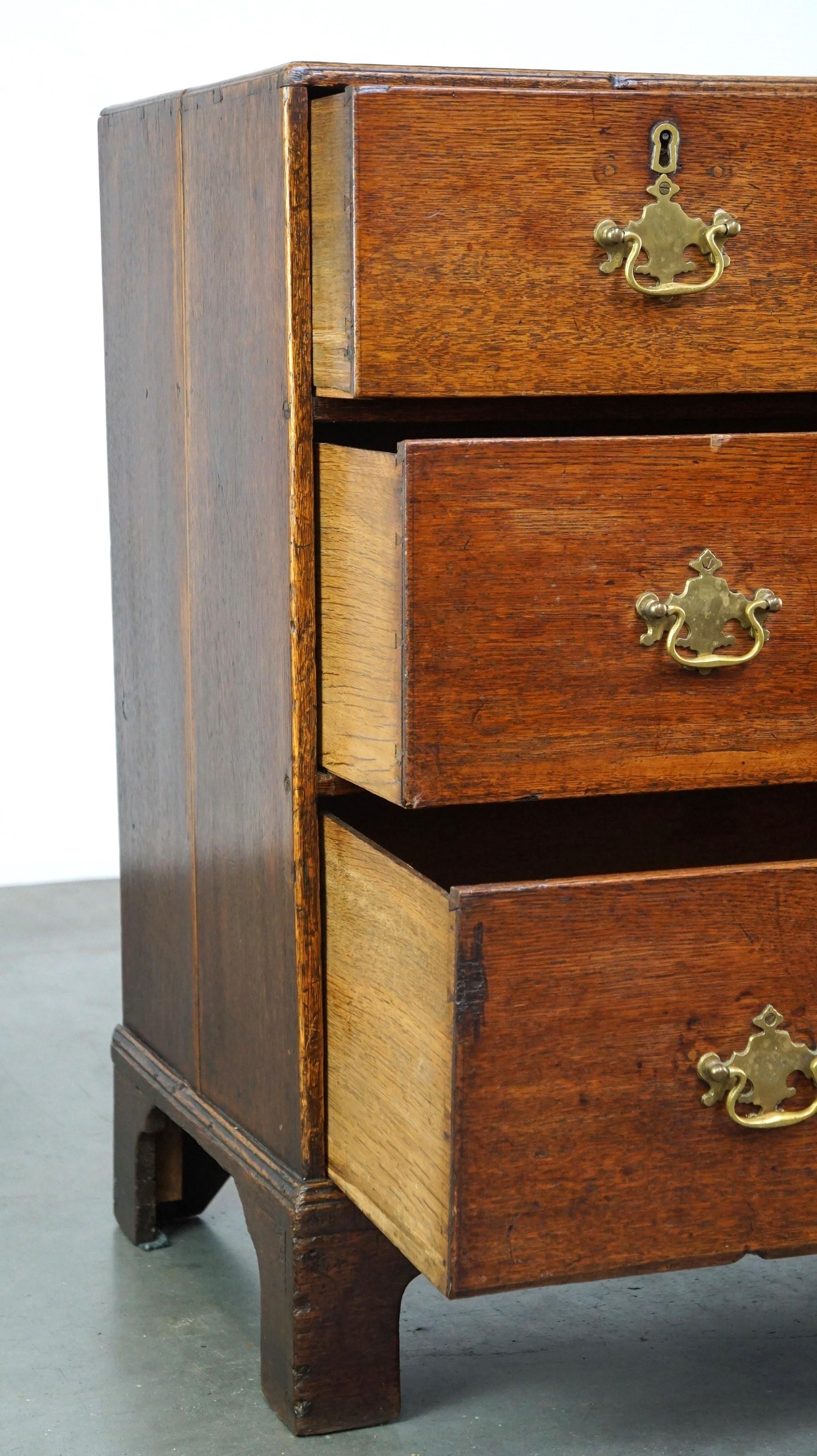 Wonderful antique English chest of drawers with 4 drawers from the 18th ...