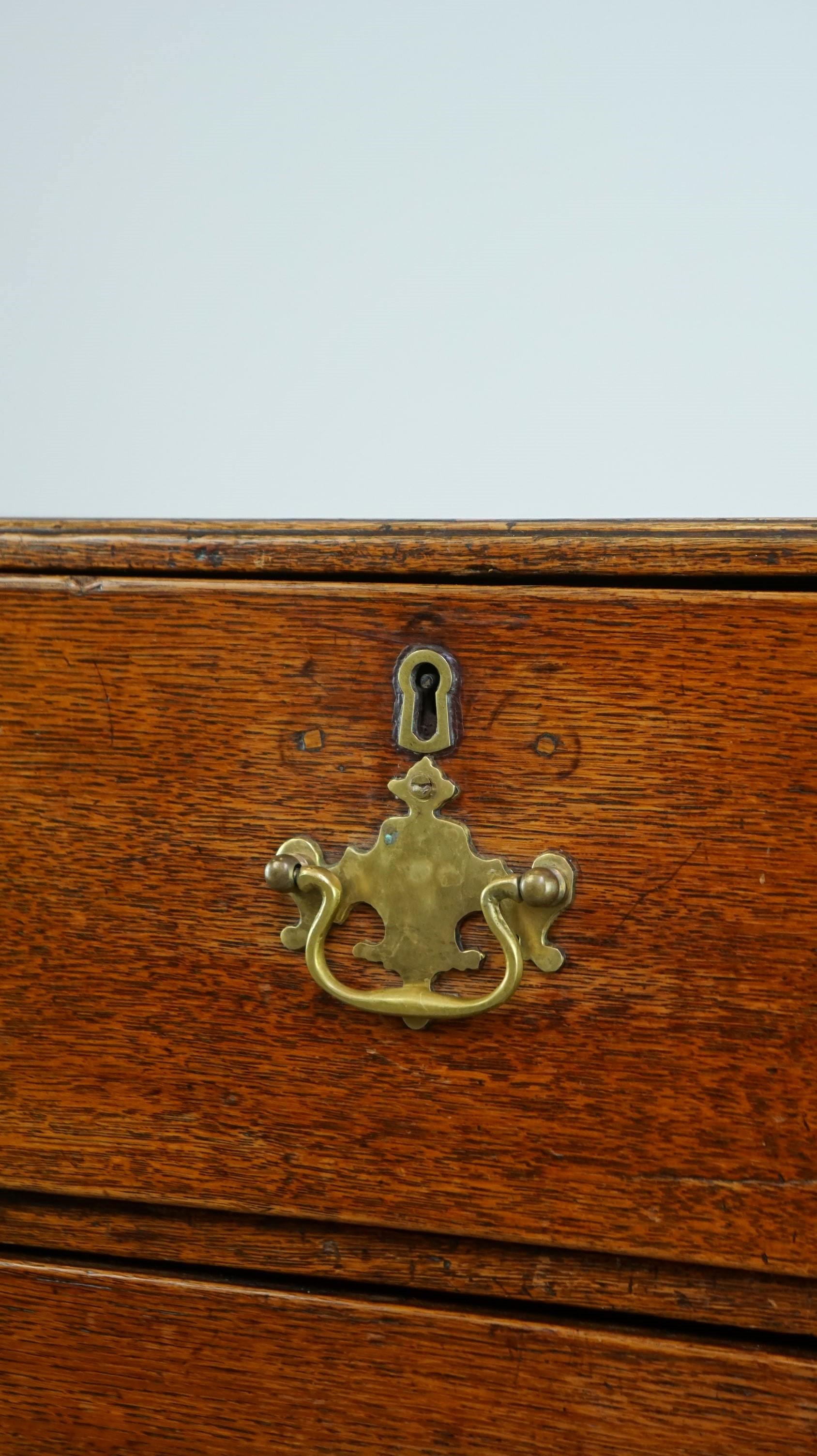 Wonderful antique English chest of drawers with 4 drawers from the 18th ...