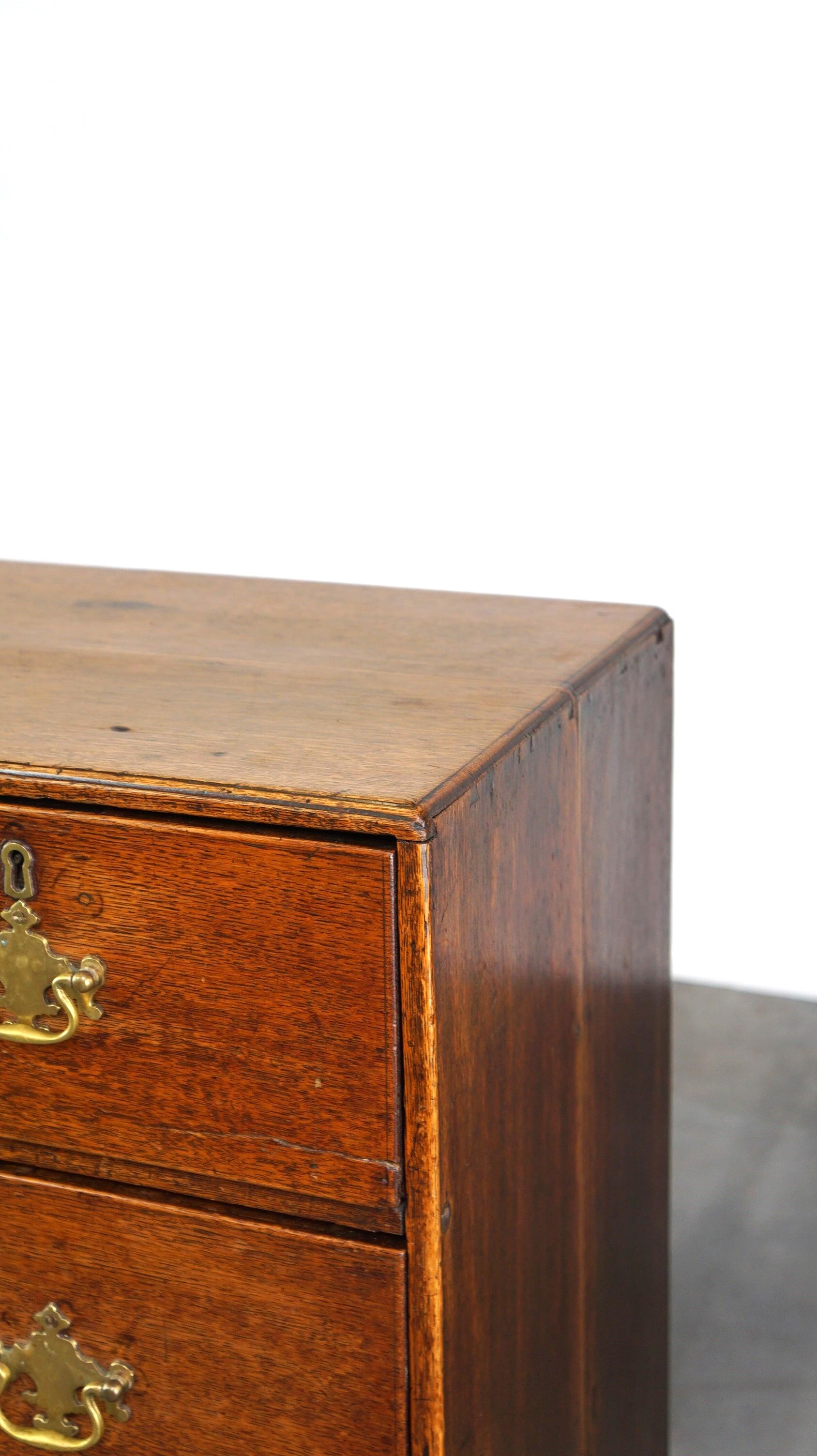 Wonderful antique English chest of drawers with 4 drawers from the 18th ...