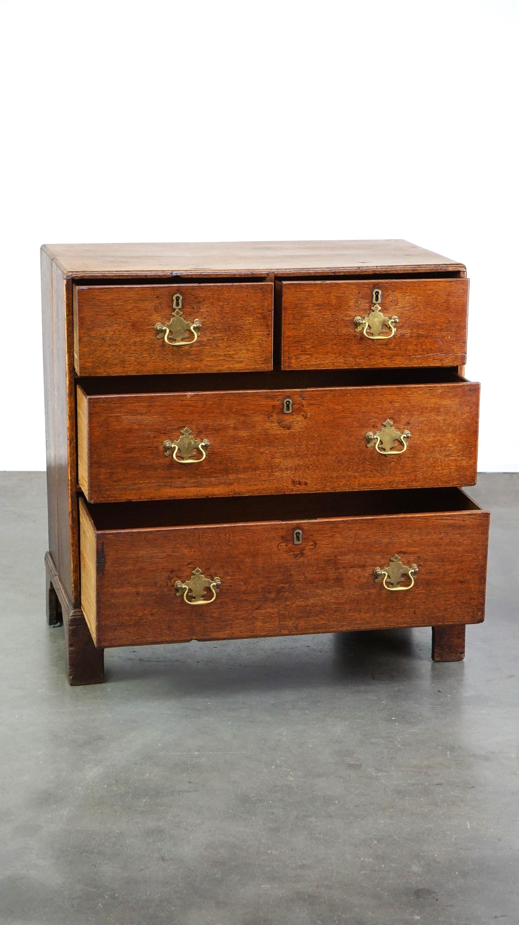 Wonderful antique English chest of drawers with 4 drawers from the 18th ...