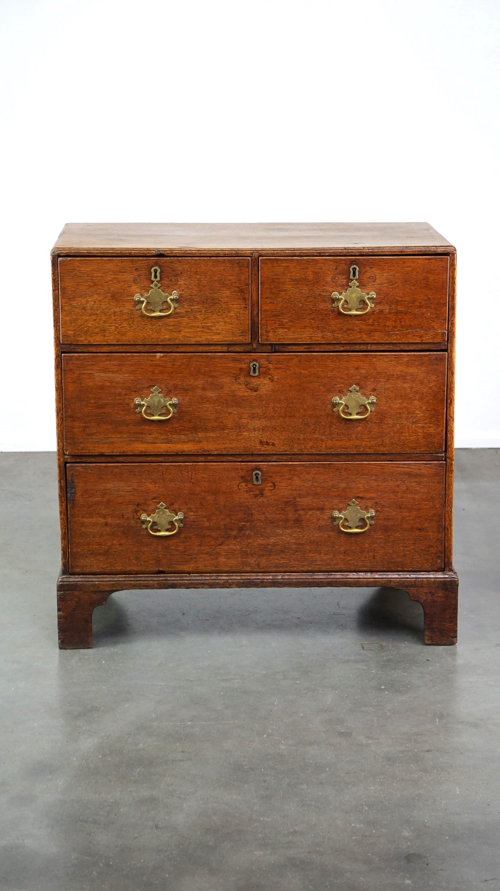 Wonderful antique English chest of drawers with 4 drawers from the 18th ...