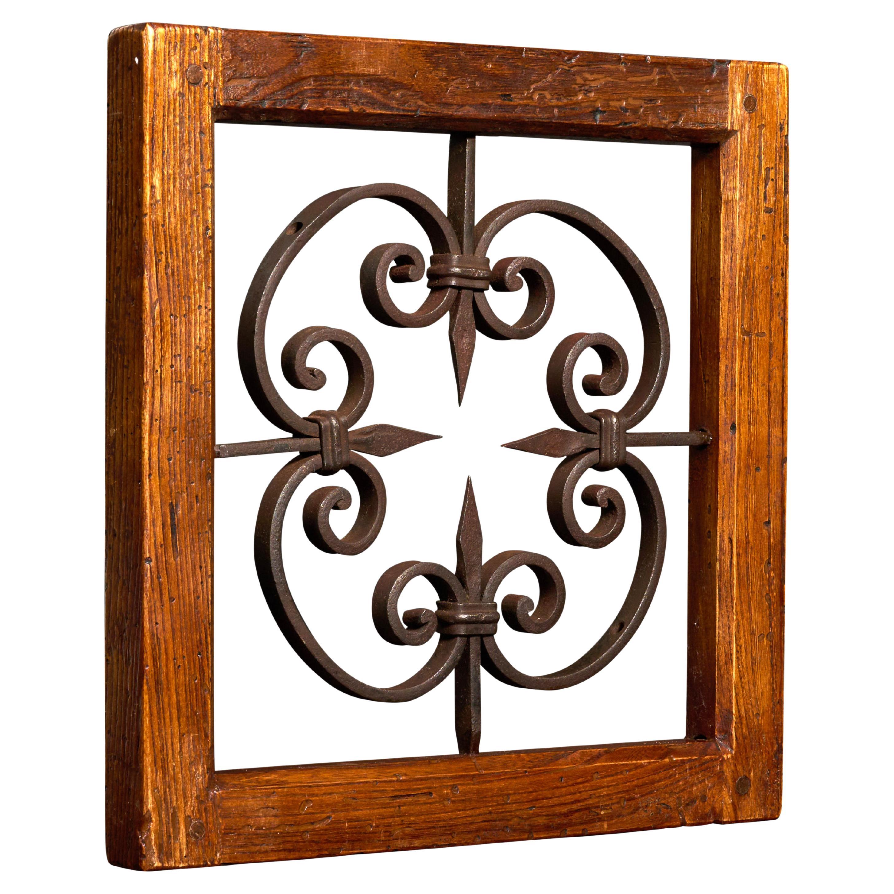 Grille décorative en fer forgé avec cadre en bois récent En vente sur ...