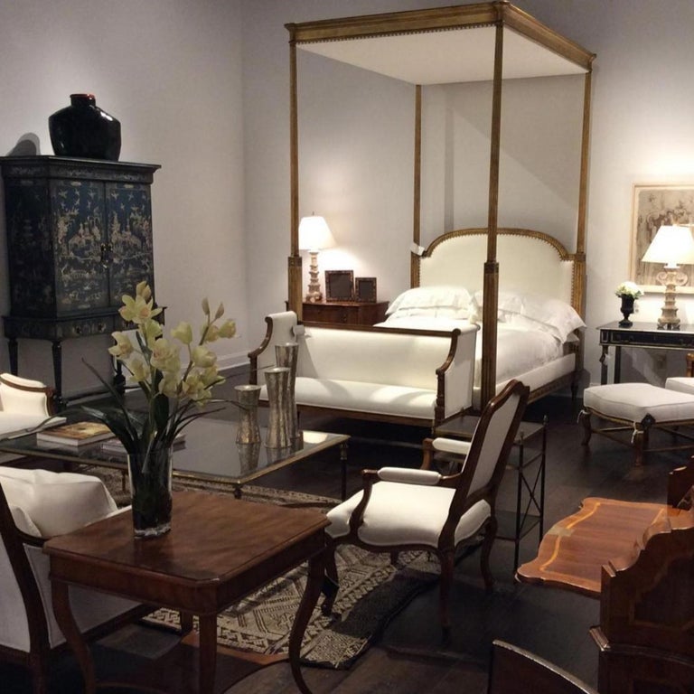 Lit Louis XVI du 18ème siècle avec auvent, poteaux et cadre sculpté En ...