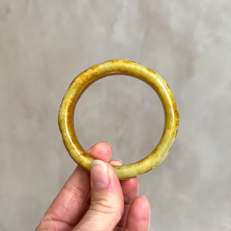 Yellow Carved Fish Serpentine Bangle Bracelet For Sale at 1stDibs