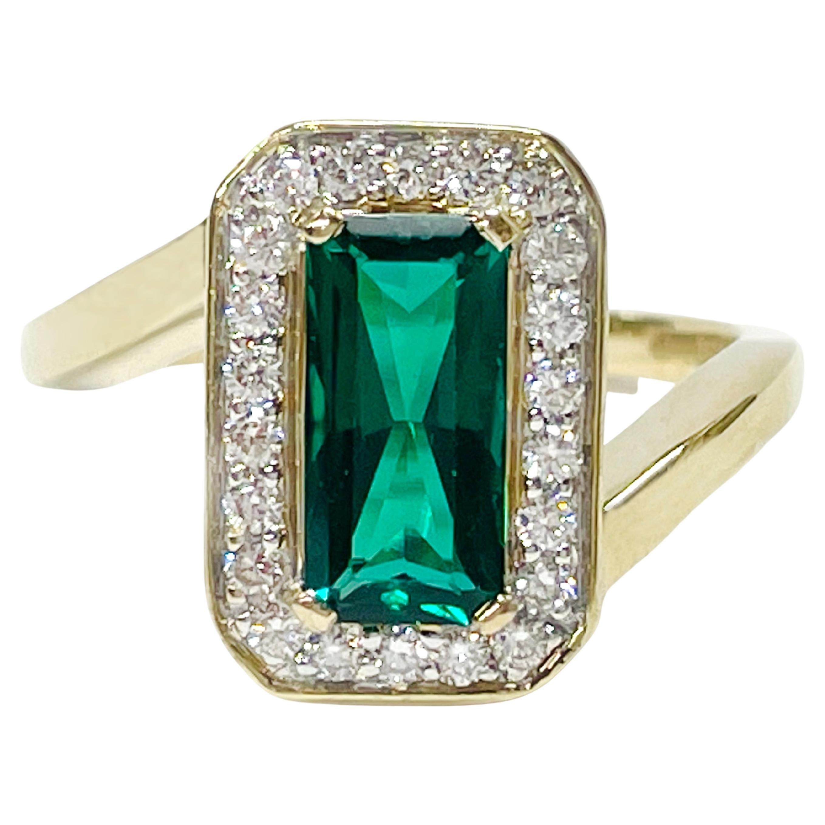 Emerald and Diamond Yellow Gold Ring For Sale at 1stDibs